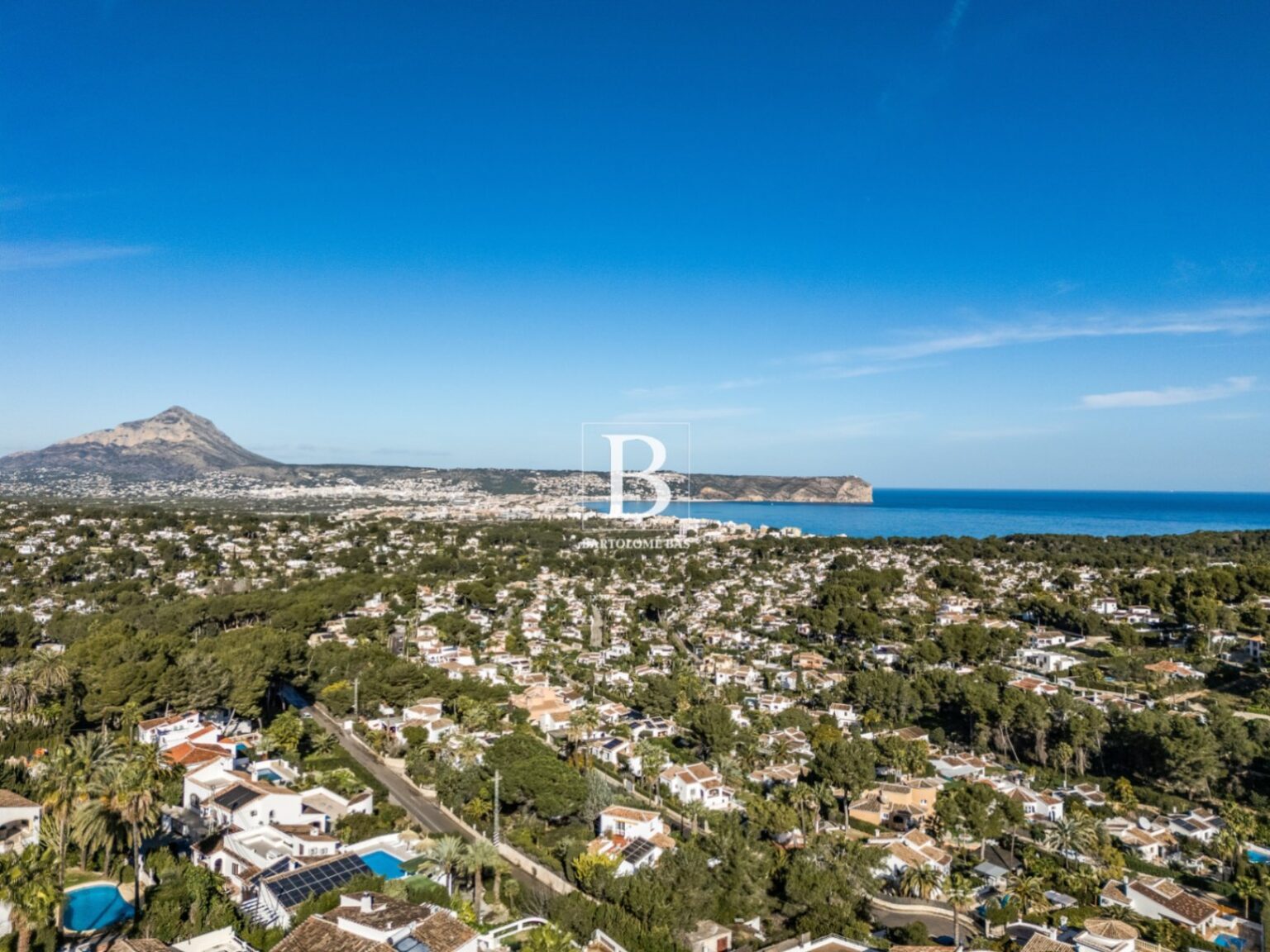 Villa de lujo con vistas panorámicas al mar y al Montgó en Jávea ...